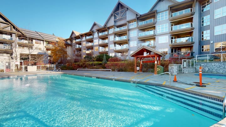 Slope Side Condo True Ski In Ski Out Pools Hot Tub - Whistler