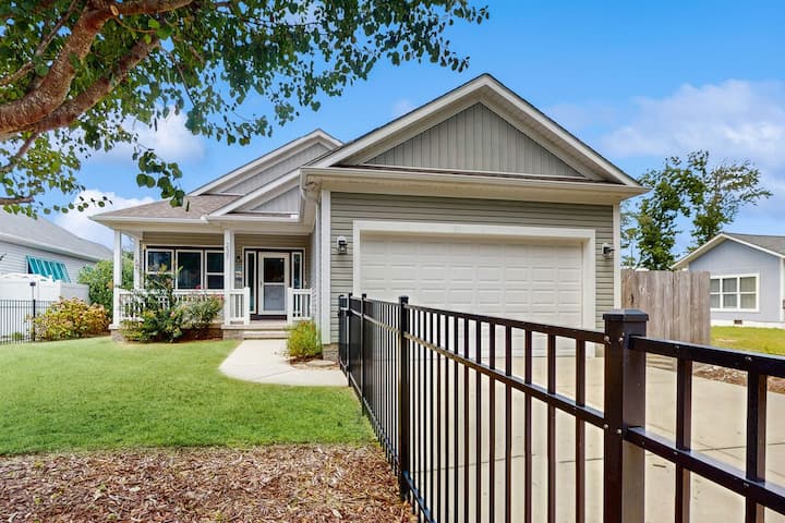 Casey's Place: Screened Porch, Close To Beach! - Oak Island, NC