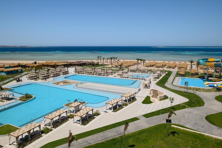 4-room Luxury Stay | Private Beach, Spa & Aquapark - Hurghada