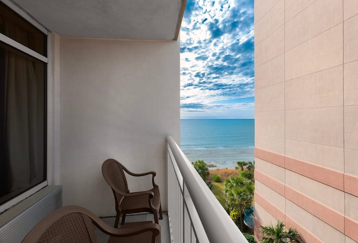 Tranquil Escape W/ Ocean Views & Balcony - 3 Rooms - Myrtle Beach, SC