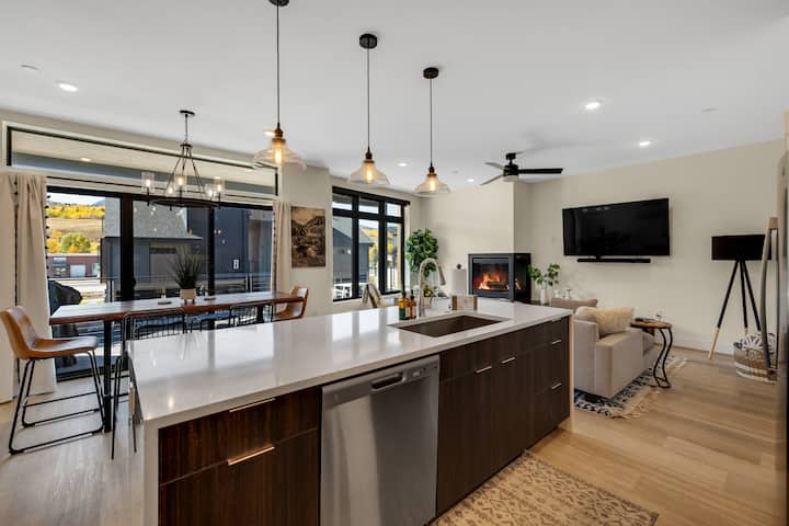 Newly Constructed Condo Along The Blue River - Silverthorne, CO