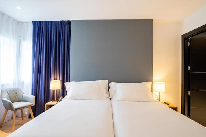 Stylish Apartment Steps From Playa De Gros - San Sebastián