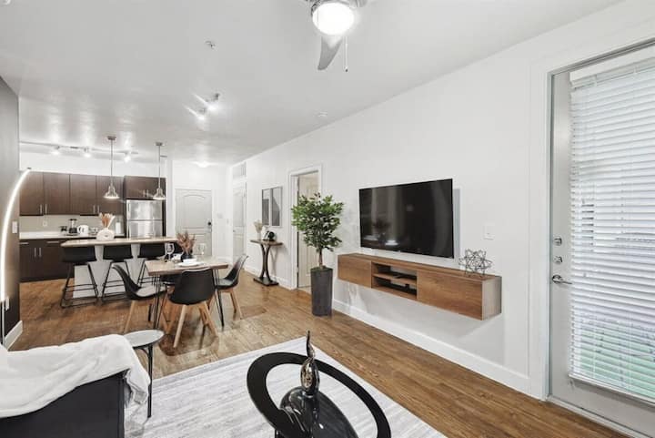 Chic And Stylish 2b W/ Pool Near Legacy West - The Colony, TX