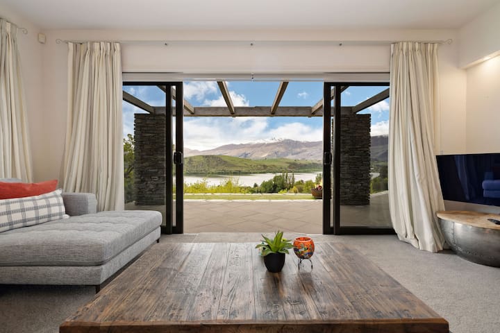 Hayes View Retreat-perched Above Lake Hayes, - Arrowtown