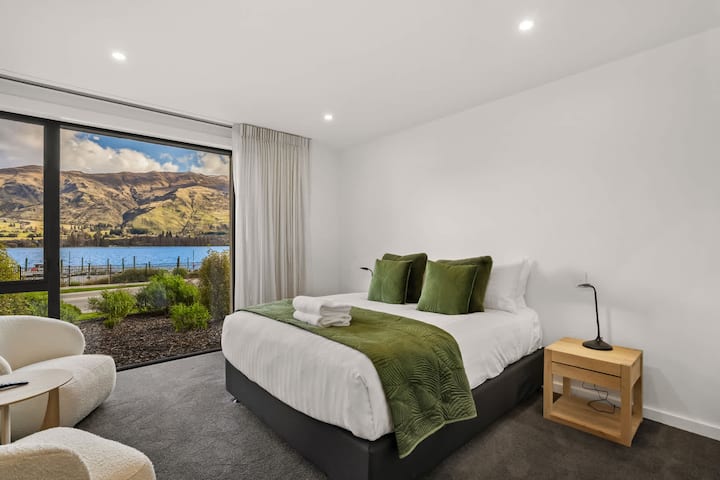 Lakefront Luxury Studio - Wanaka