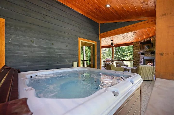 Broken Bow Luxury Cabin | Hot Tub | Game Room - United States