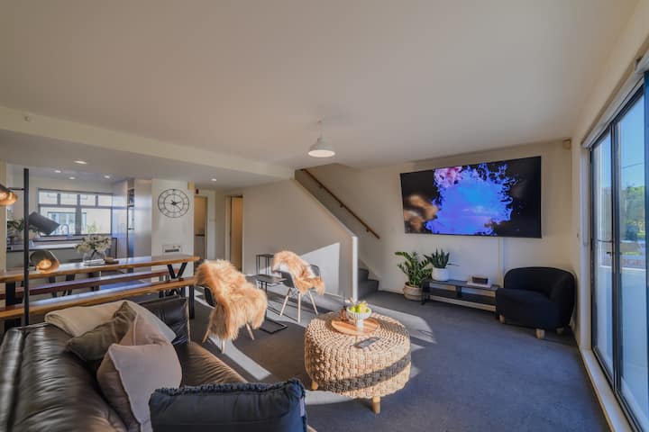 Elegant 3-storey With Garage Parking By Latimer Sq - Christchurch