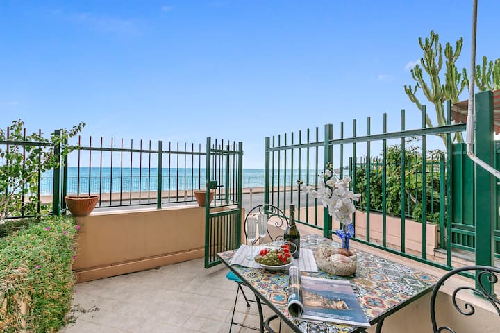Menton Studio, Seaview Terrace - By Happy Rentals - Menton