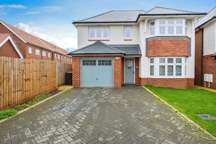 Spacious Luton Home Sleeps 8 - Luton