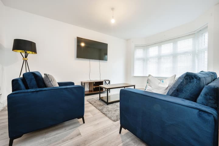 Spacious Luton Home Sleeps 8 - Dunstable