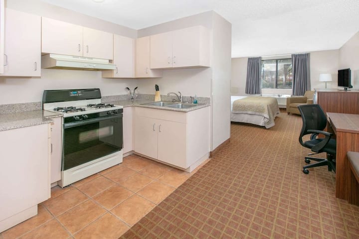 King Studio Suite | Super 8 Page | Free Breakfast - Page, AZ