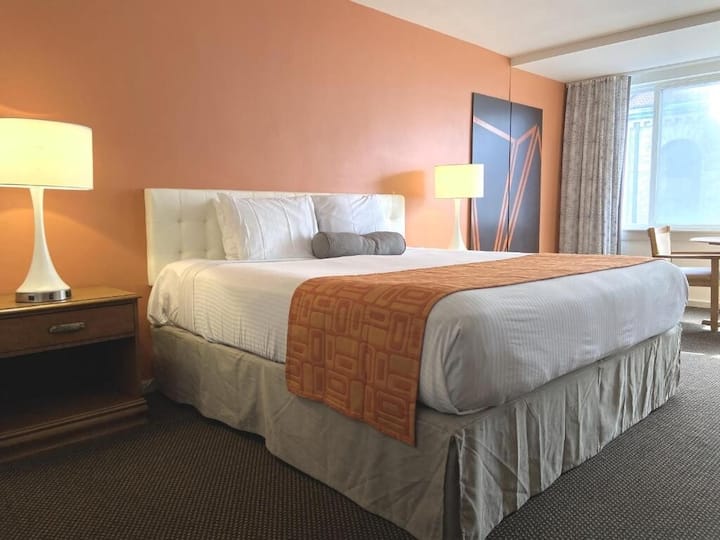 Howard Johnson Ac | King Room | Seasonal Pool - Atlantic City, NJ