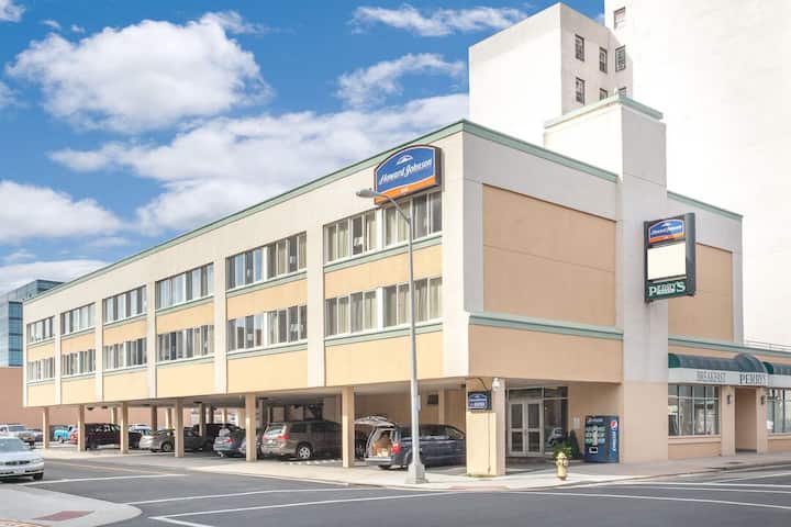 Howard Johnson Ac | Queen Room | Free Parking - Atlantic City, NJ
