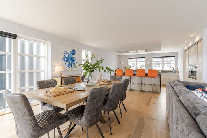 4 The Rocks - Perranporth