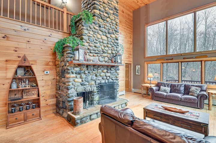 Secluded Woodland Retreat | Sleeps Large Groups - Gloversville, NY