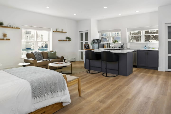 Modern Studio, Harbor Point – Walk To Train, - Stamford, CT