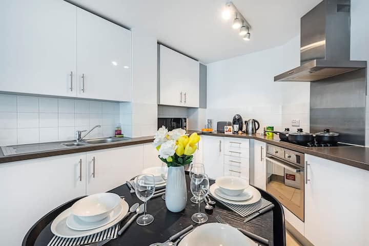 Zone 1 | 2 Bed Apt | Tube Station 2 Mins | Modern - Bloomsbury