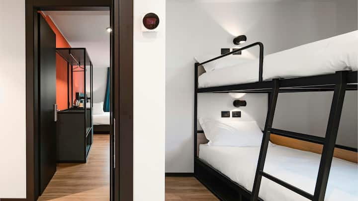 Family Room With Vibrant, Modern Décor - Trieste