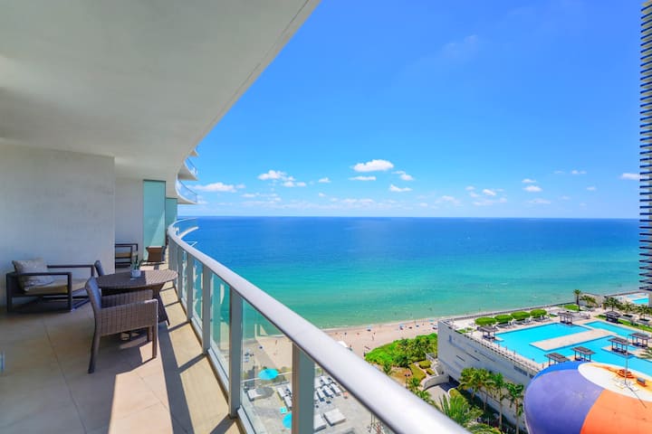 Steps From The Beach & Oceanviews - Hallandale Beach, FL