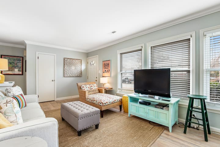 Darling, Renovated Home W/ Beautiful Backyard, W/d - Mount Pleasant, SC