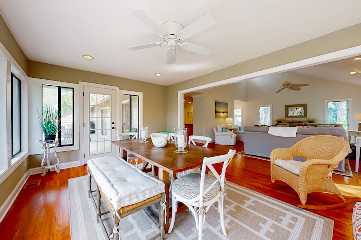 Spacious Home Near Beach & Marsh Island Park - Kiawah Island, SC