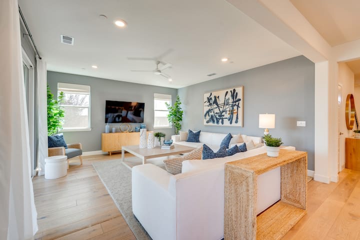 Elegant & Spacious Retreat W/ Yard In Woodland! - Davis, CA