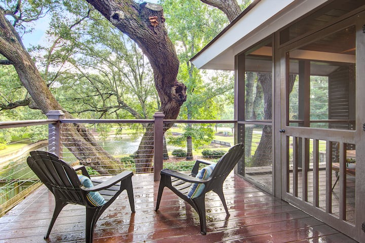 Exquisite Escape W/ Lake Views & Second-floor Deck - Mount Pleasant