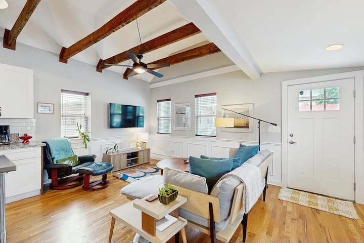 Sleek Cottage W/ Wifi & Deck - Near Restaurants - Charleston, SC