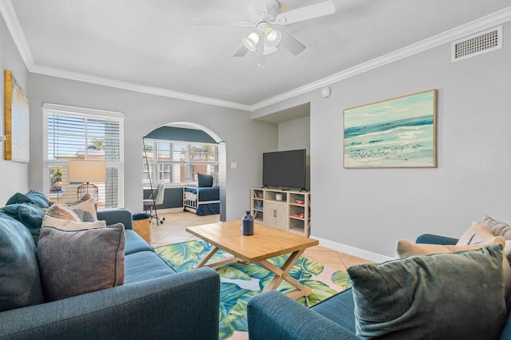 Spacious Snowbird Getaway W/ Wifi, Ac & Pier - Indian Shores, FL