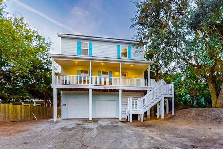 Modern Beach House W/ Deck, W/d, Ac & Wifi - Folly Beach, SC