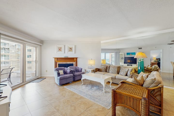 Beachfront Condo W/ Balcony, Pool & Hot Tub - Redington Beach, FL
