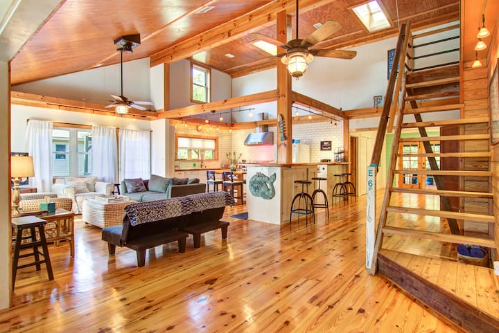 Dog-friendly Tropical Oasis W/ Private Deck/ Yard - Folly Beach, SC