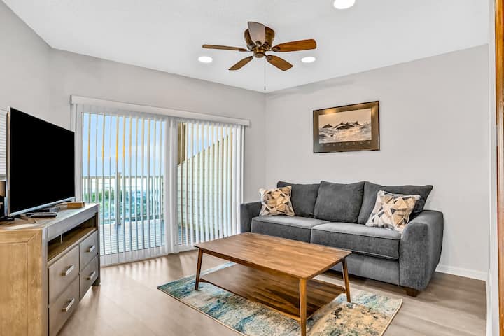 Charming Gulf Front Condo With Balcony, Full Kitch - Treasure Island, FL