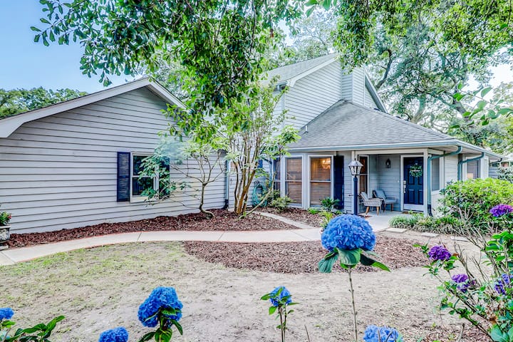 Coastal Cottage W/ Yard – Near Old Village Shops - Mount Pleasant, SC
