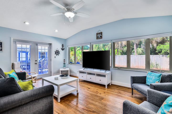 Dog-friendly Oasis W/ Private Pool & Near Beach - Largo, FL