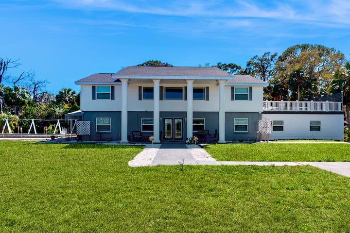 Beautiful Bayou Estate W/ Game Room & Firepit - Florida