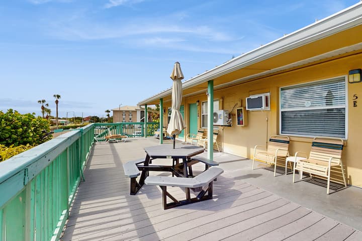 Breezy Belleair Beach Condo With Beach Access - Belleair Beach, FL