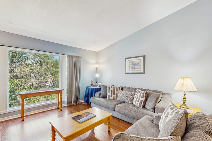 Quaint Top Floor Lagoon View Condo W/ Community Po - Mount Pleasant, SC