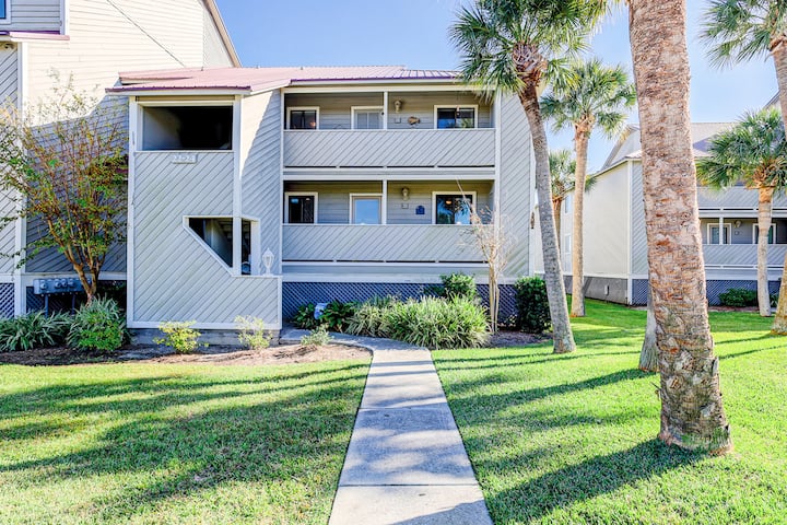 Riverfront Condo W/ Pool, Tennis & Screened Porch - Folly Beach, SC
