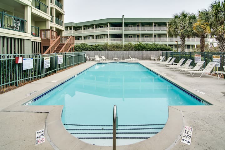 Beachfront Villa W/ Ocean Views, Pool & Near Beach - Isle of Palms, SC