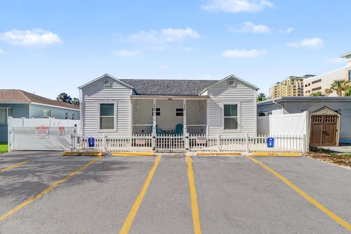 Updated Duplex Close To Beach & Bars - Clearwater Beach, FL