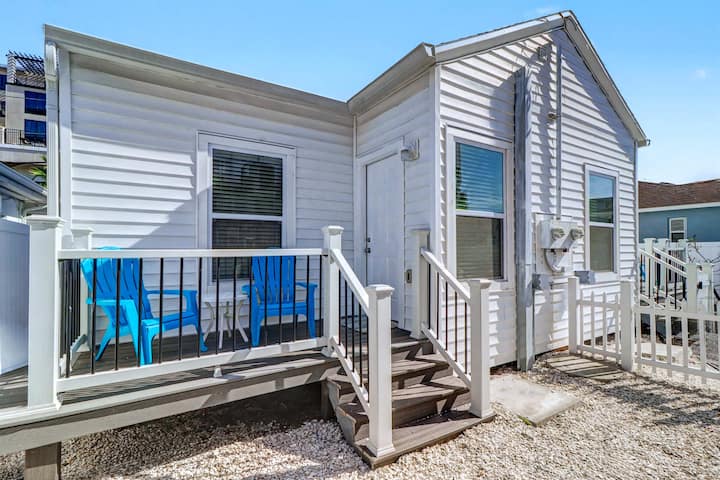 Central Beach Cottage Near Beach W/ Full Kitchen - Clearwater Beach, FL