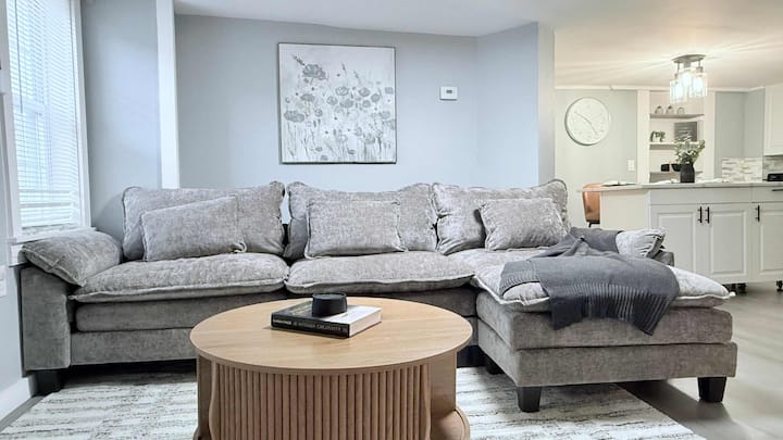 Contemporary Apartment- Prime Location To Mbta - Capron Park Zoo, Attleboro