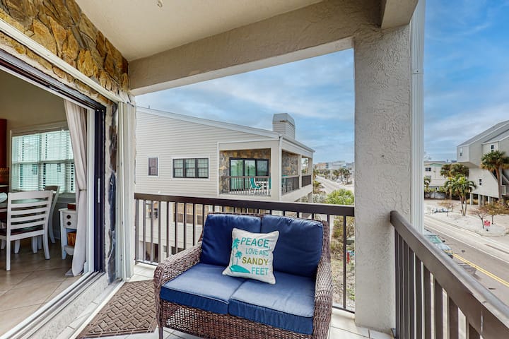 Spacious Family Getaway W/ Pool – Walk To Beach - Indian Shores, FL