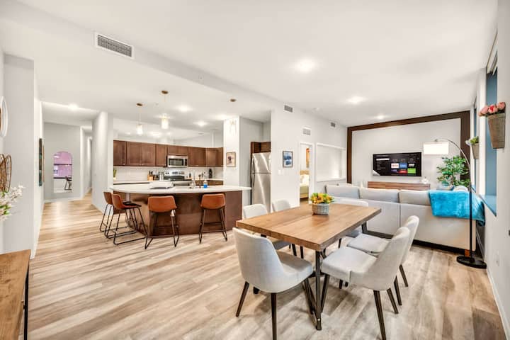 Luxe Flat W/ Heated Pool & Sauna • Gym•heart Of Dt - Cleveland, OH