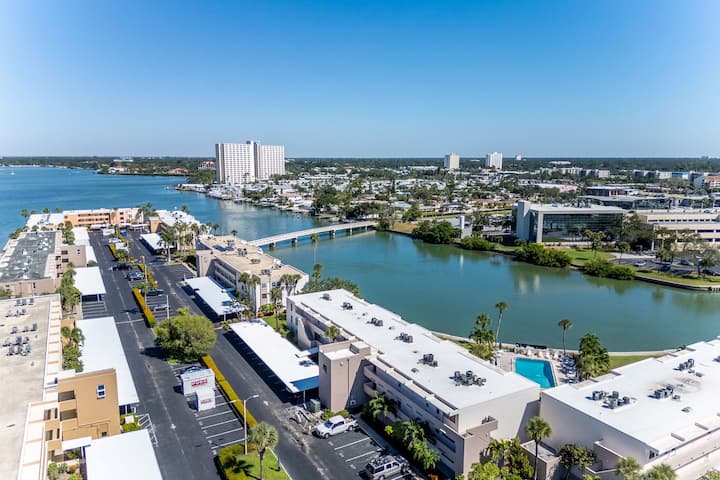 Bay Island Getaway! - St. Petersburg, FL