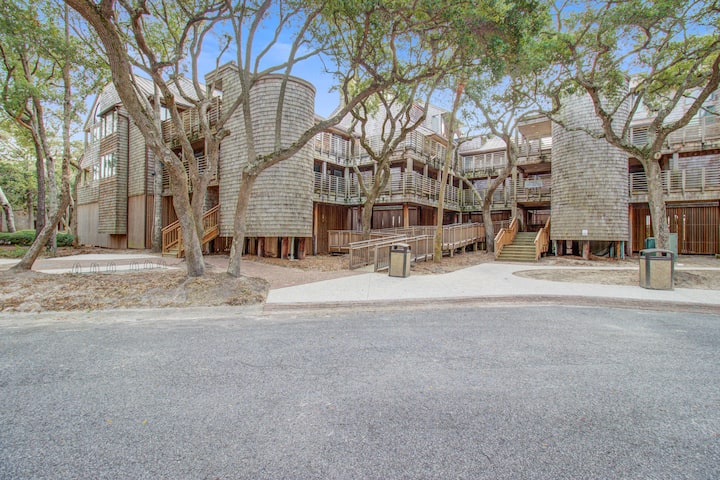 Second-floor Oceanfront Villa W/ Deck & Near Beach - Kiawah Island, SC