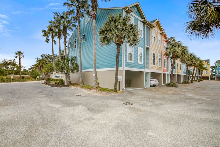 Lavish Home W/ Charleston Pool & Near Beach - Folly Beach, SC