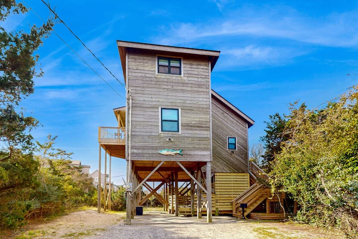 Tree House 38: Cozy Ocean-side Home, Pool Access - Avon, NC