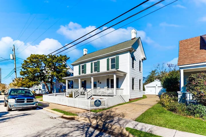 Historic 4br W/ Porch & Backyard - Dog-friendly - Beaufort, NC